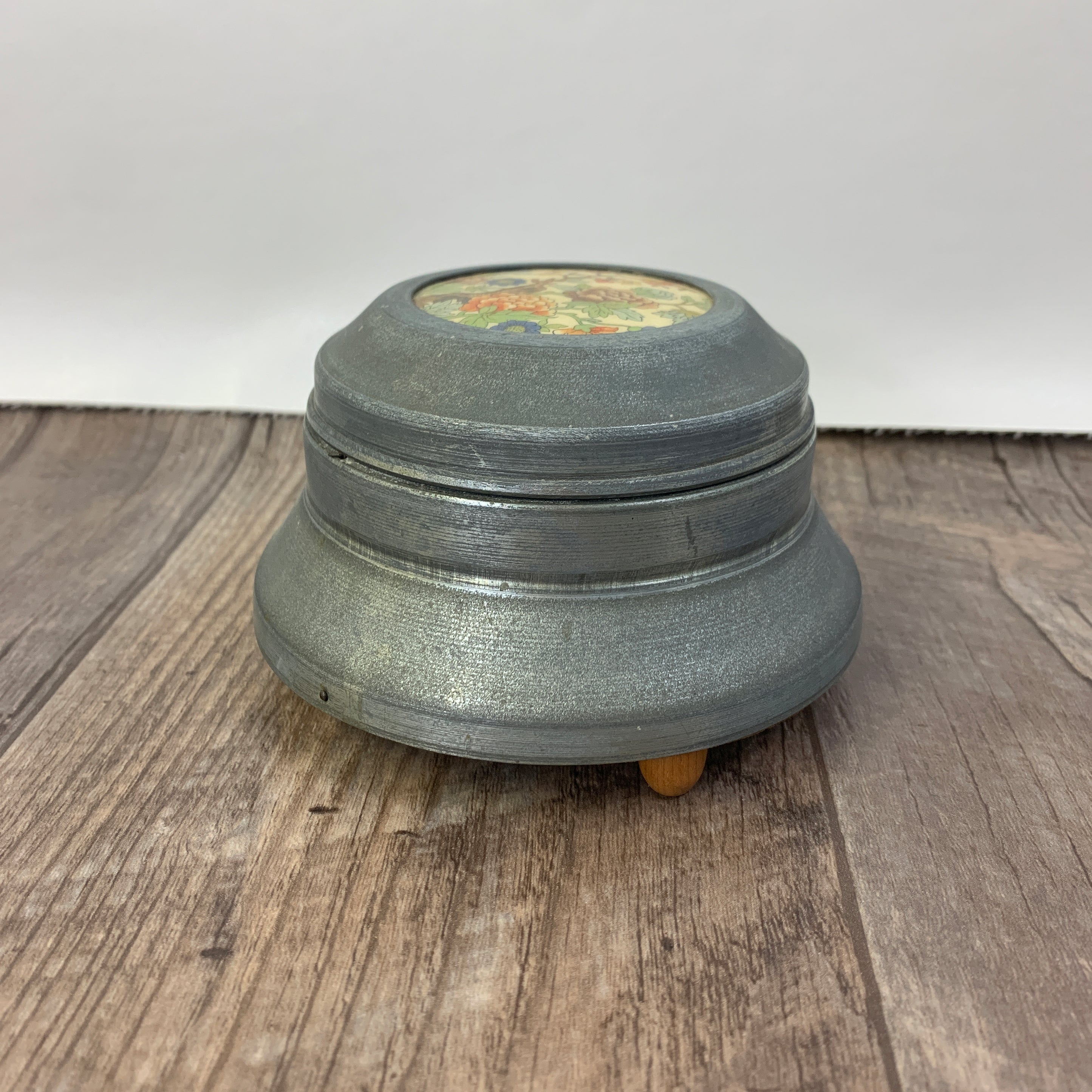 Vintage Metal Powder Puff Keeper Dusting Powder – BarbeesTreasures